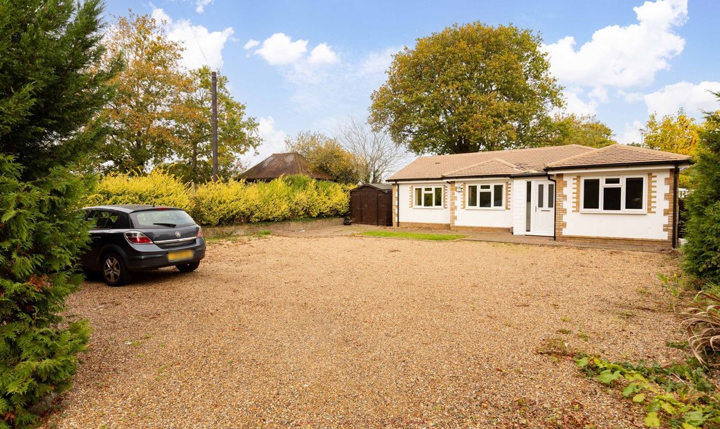 Bungalow Horley Dans Charlwood, Angleterre, Royaume Uni à Vendre (16880244)