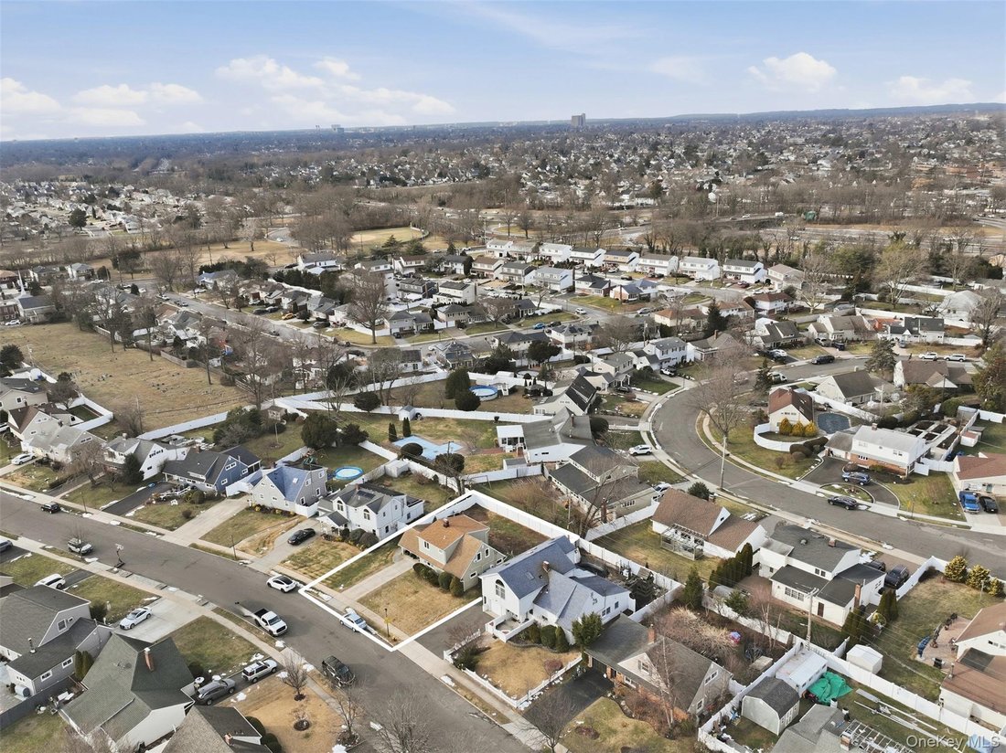 35 Twin Lane N, Wantagh, Ny, 11793 In Wantagh, New York, United States ...