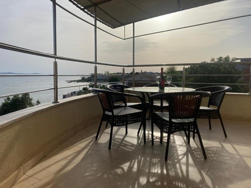 Haus Mit Drei Wohnungen Direkt Am Strand In Privlaka, Zadar County ...