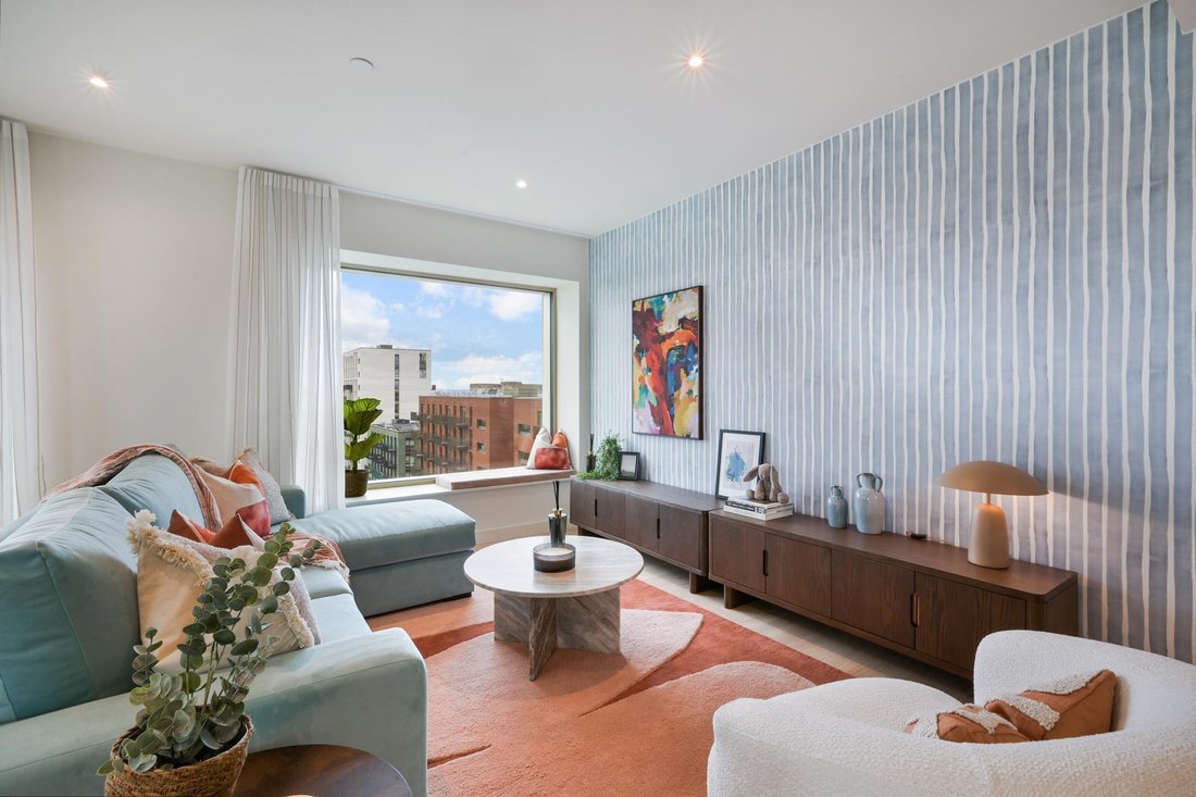 Steamer Building In London, England, United Kingdom For Sale (16891426)