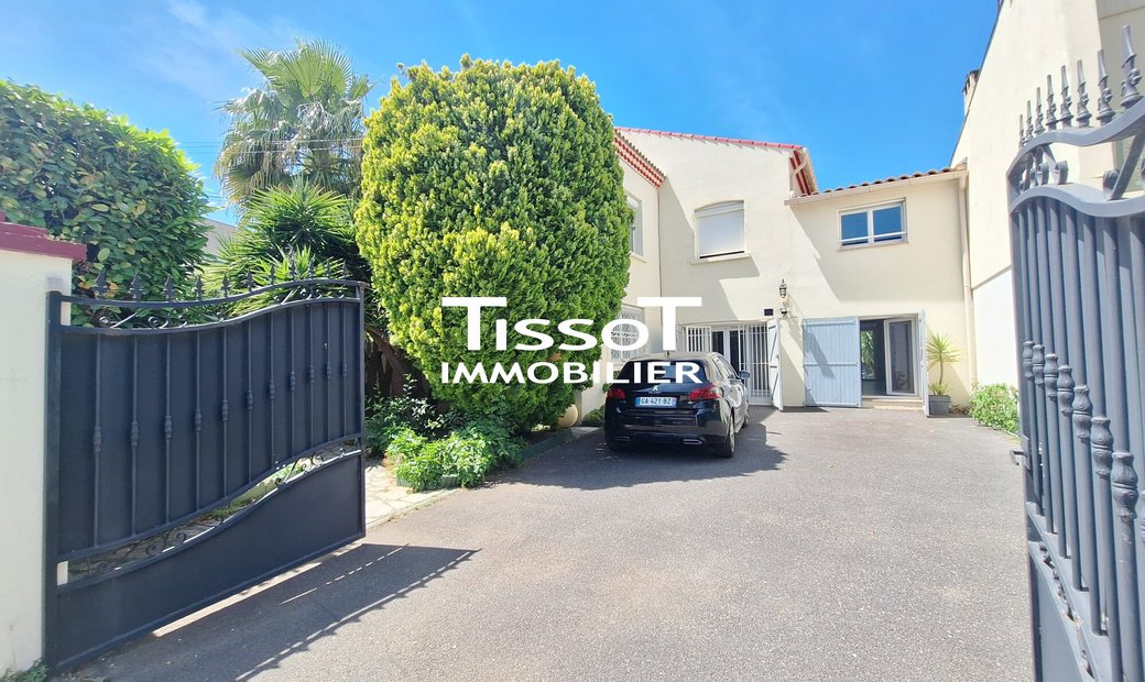 Nîmes Villa In Nîmes, Occitanie, France For Sale (16902314)