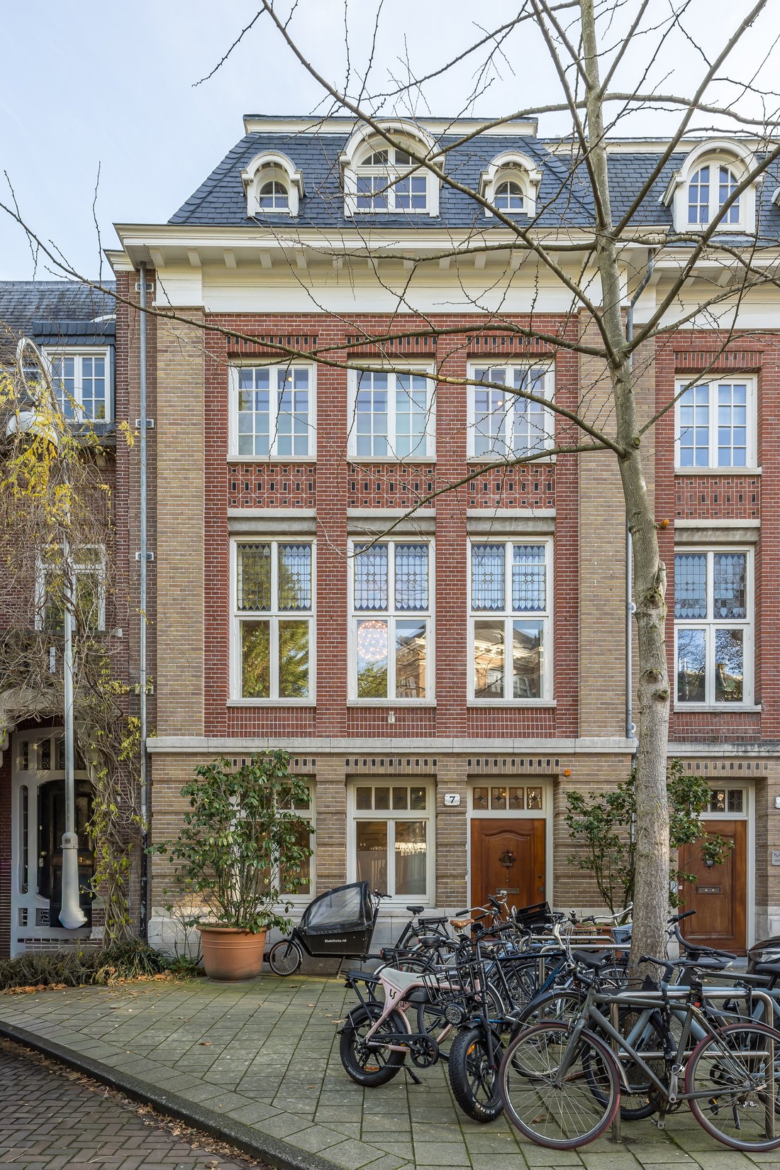 Exclusive Townhouse With Garden In In Apollobuurt, North Holland ...