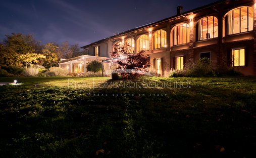 Lujo cima de una colina casas en venta en Montiglio, Piamonte, Italia ...