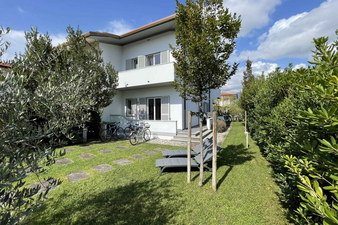 Villa For Sale In Pietrasanta Marina Di In Pietrasanta, Toskana ...