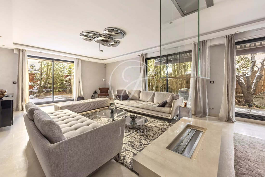 Neuilly Sur Seine Avenue De In Neuilly Sur Seine, île De France, France ...