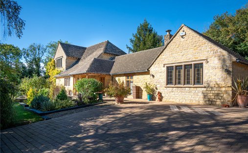 Luxury apartments with garage for sale in Charlbury, England, United ...