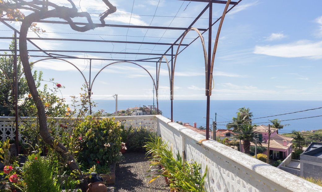 Traditional Madeiran House T3 With Annexes, En Ponta Do Sol, Madeira ...