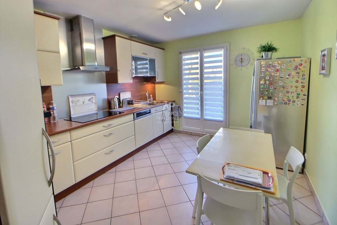 Vernouillet House 7 Room(s) 184 M2 In Vernouillet, île De France ...