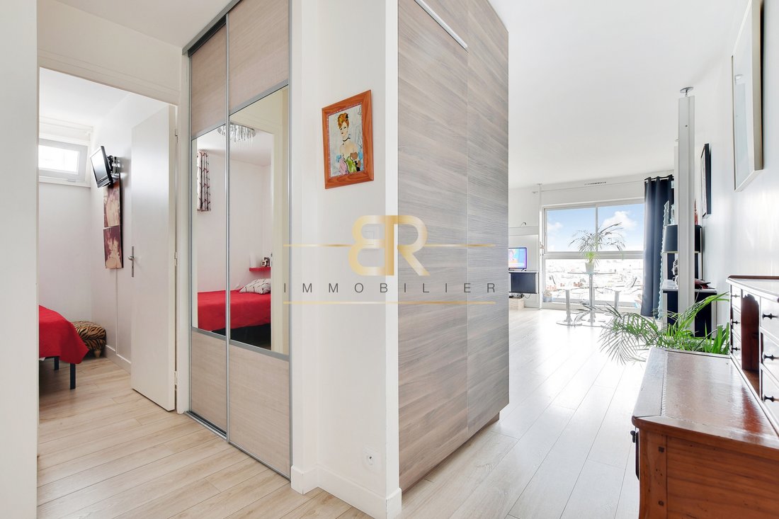 Unobstructed View Of Several Landmarks / Bright In Paris, île De France ...