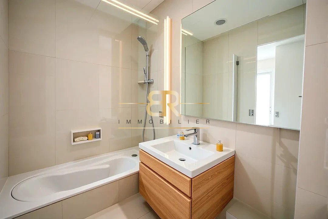 2 Room Apartment Bright High Floor In Paris, île De France, France For ...