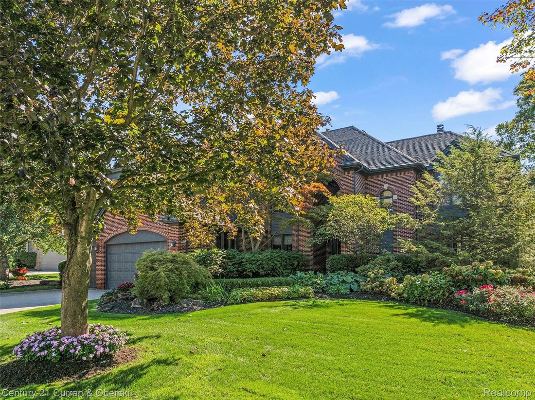 4 Bedrooms Single Family In Commerce Charter Township, Michigan, United ...