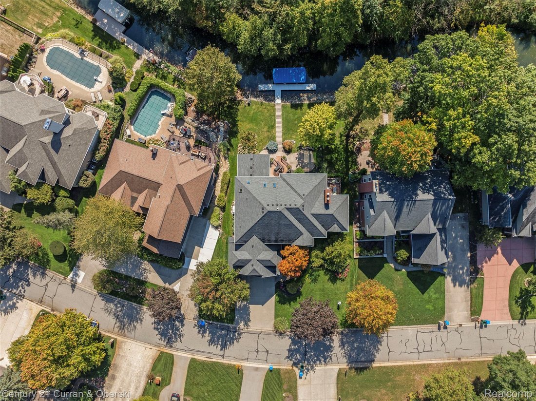 4 Bedrooms Single Family In Commerce Charter Township, Michigan, United ...