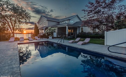 Lujo cima de una colina casas en venta en Saratoga Springs, Nueva York ...