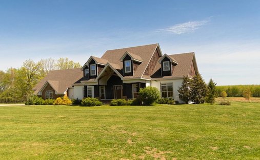 Luxury homes with pool for sale in McLeansboro, Illinois | JamesEdition