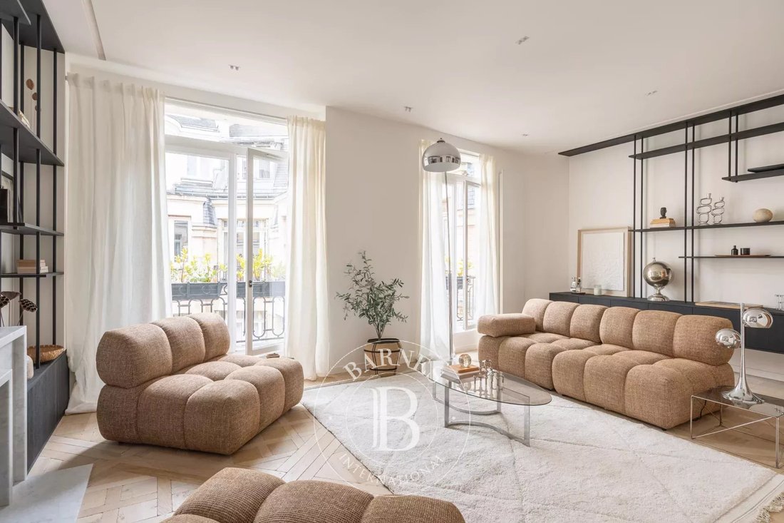 Paris 8 Golden Triangle Renovated And In Paris, île De France, France ...