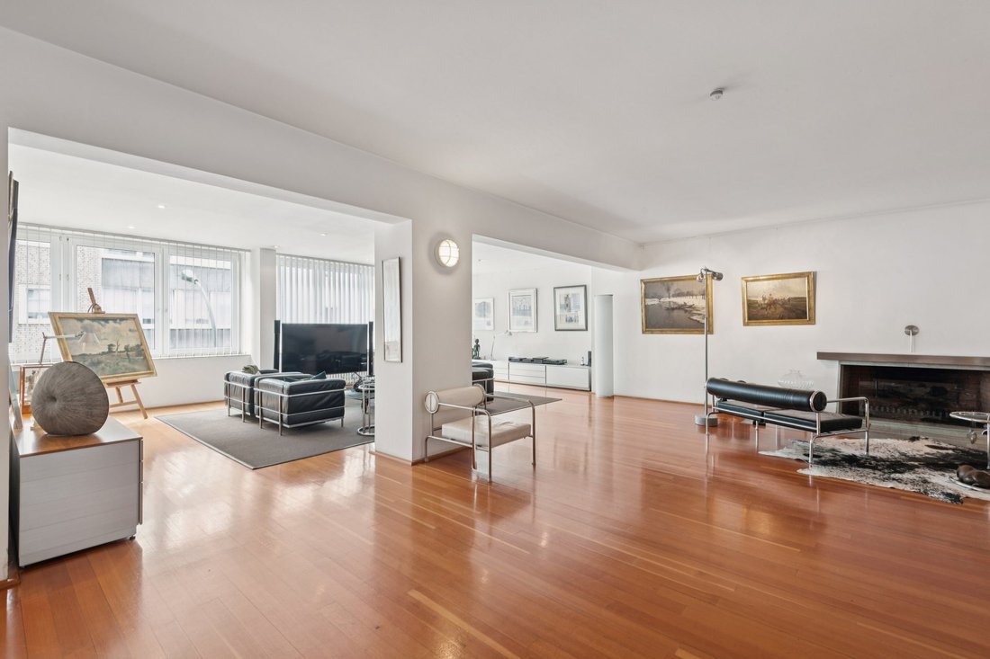 Elegant Open Plan Apartment In In Düsseldorf, North Rhine Westphalia ...