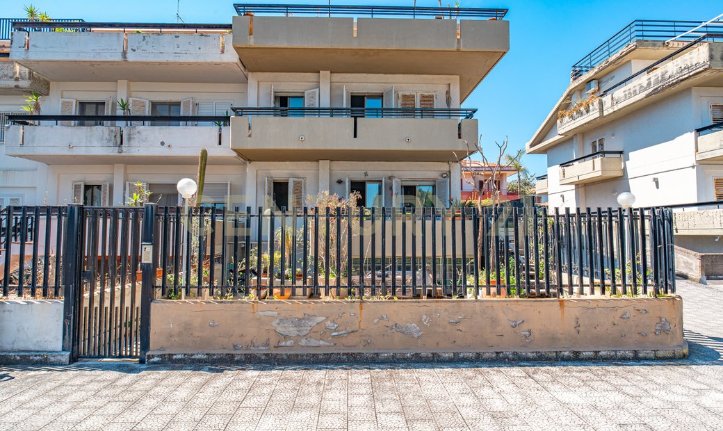 Freistehende Villa Zu Verkaufen Aci In Aci Castello, Sizilien, Italien ...