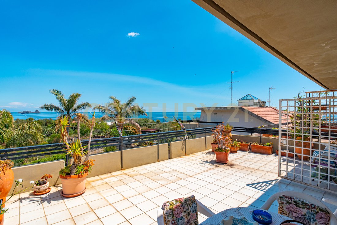 Freistehende Villa Zu Verkaufen Aci In Aci Castello, Sizilien, Italien ...