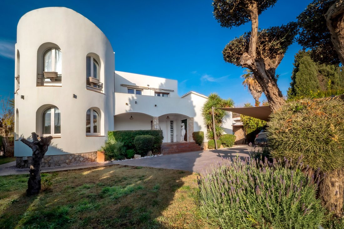 Villa Méditerranéenne Exclusive Dans Un Dans Empuriabrava, Catalogne ...