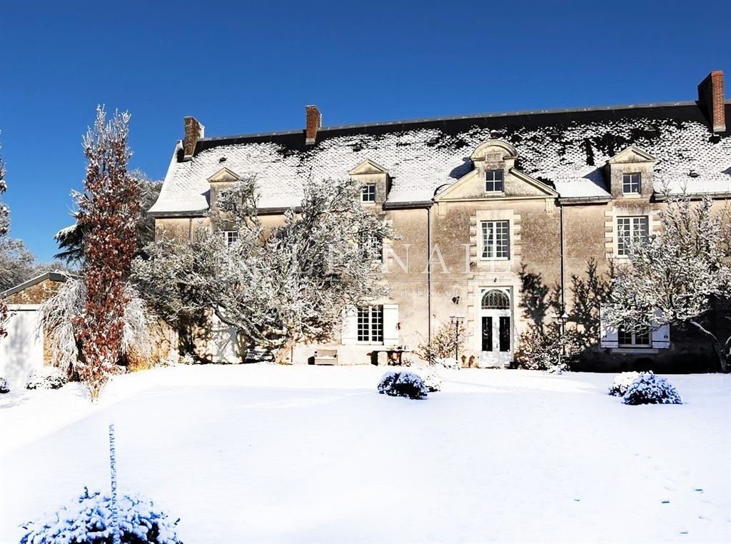 Castillo Restaurado De Los Siglos Xiv En Treillières, Países Del Loira ...