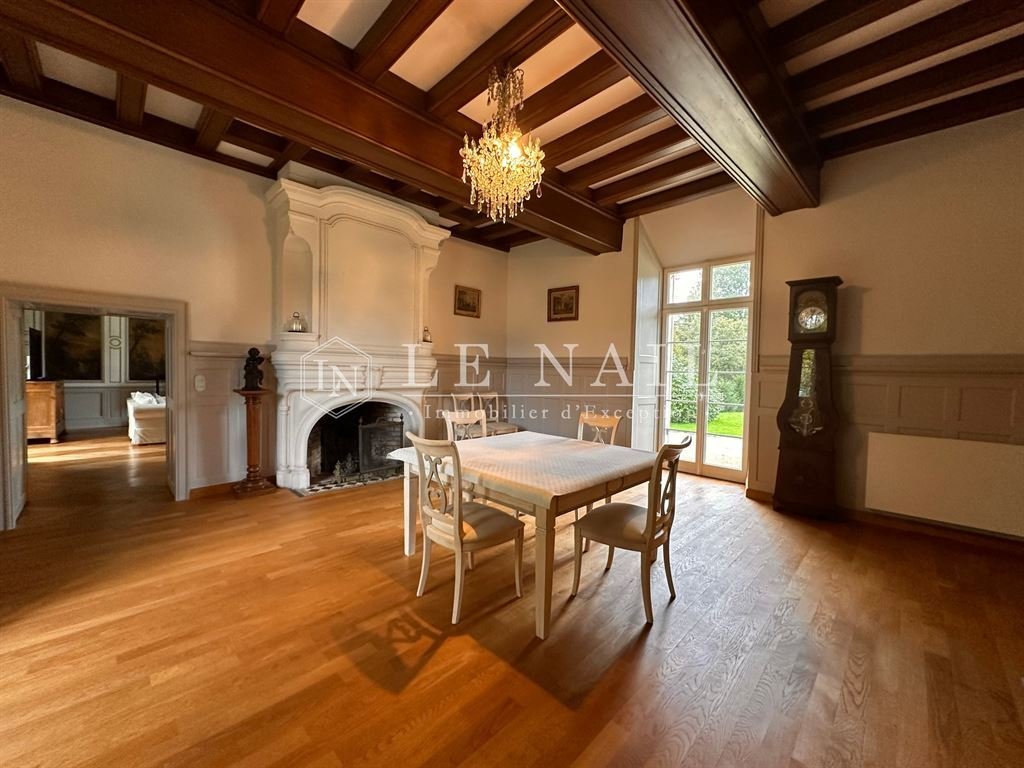 Castillo Restaurado De Los Siglos Xiv En Treillières, Países Del Loira ...