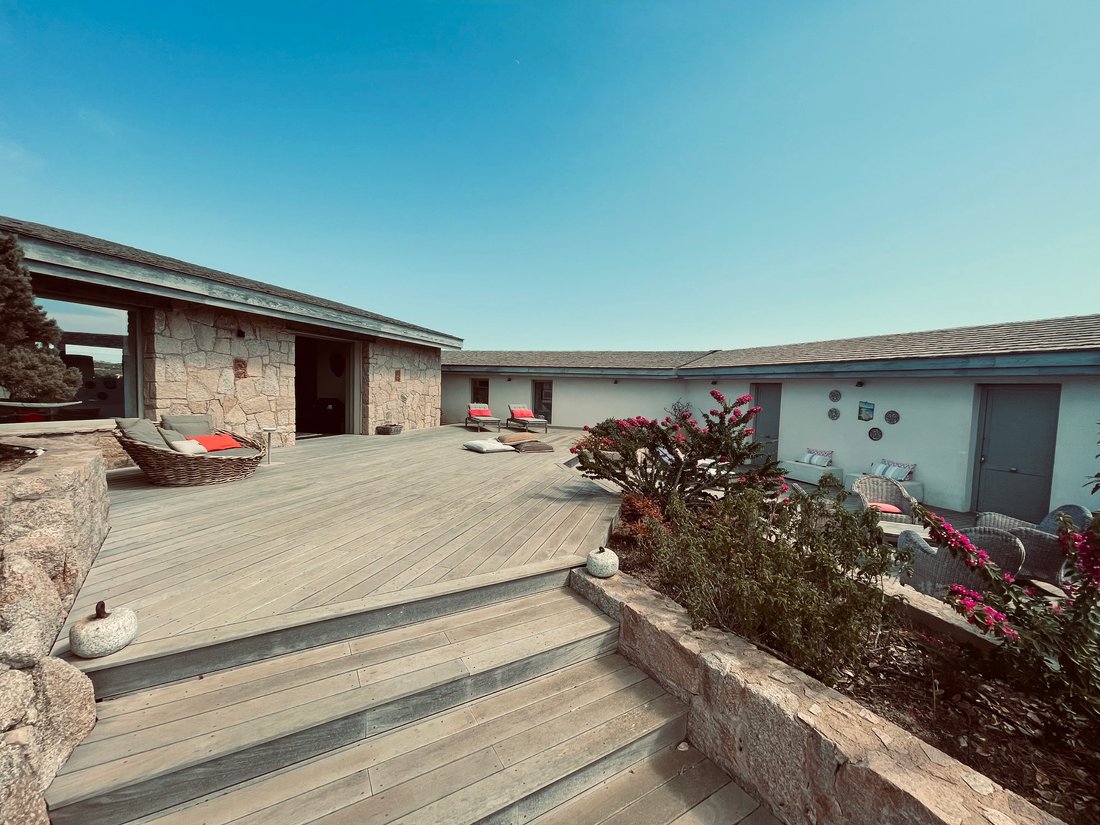 Villa De Design En Bord De Mer, île De Cavallo Dans Bonifacio, Corse ...