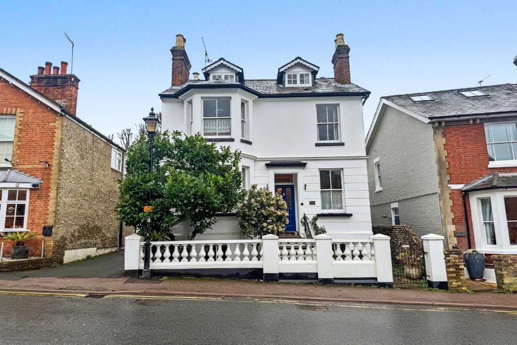 Junction Road, Dorking, Rh4 In Dorking, England, United Kingdom For ...