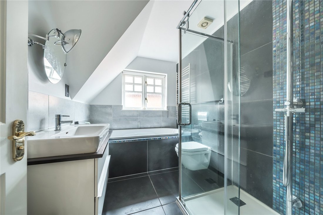 Shepperton Road, Laleham, In Staines Upon Thames, England, United ...