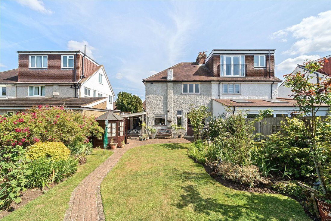 Queens Drive, Surbiton, Kt5 En Surbiton, Inglaterra, Reino Unido En ...