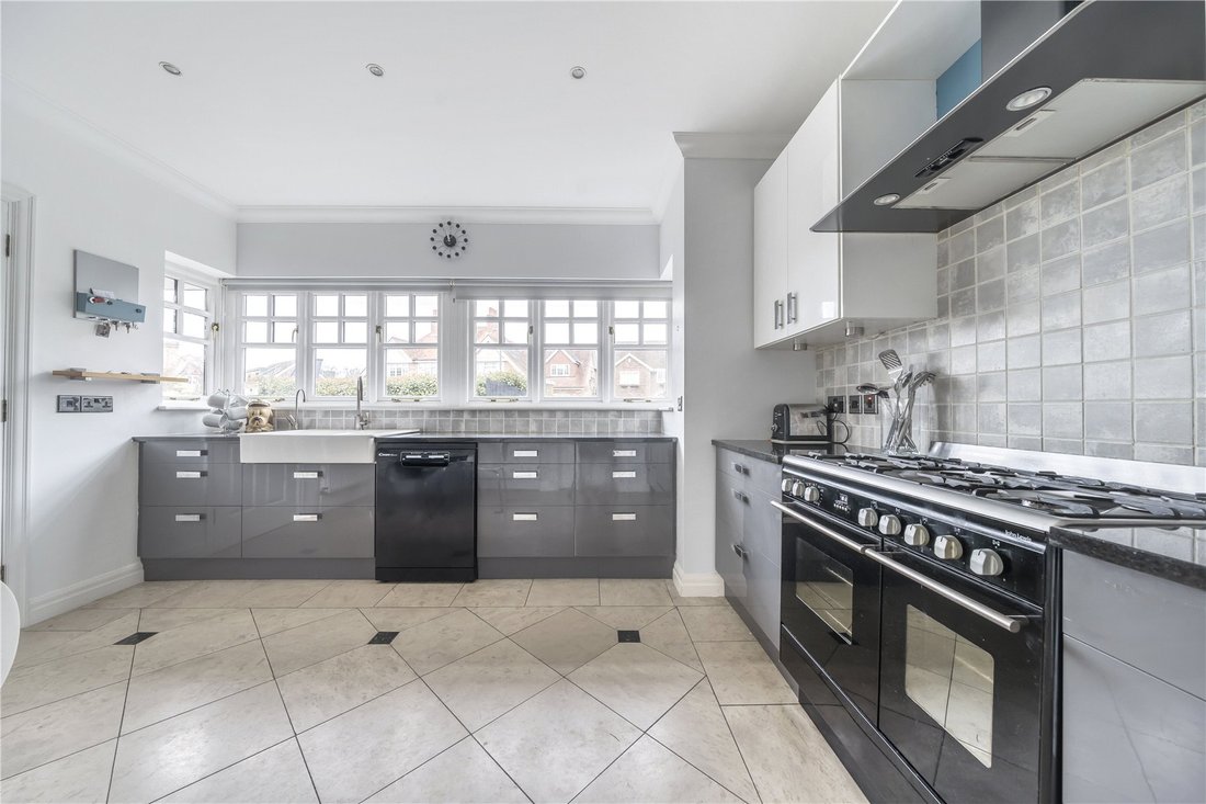 Shepperton Road, Laleham, In Staines Upon Thames, England, United ...