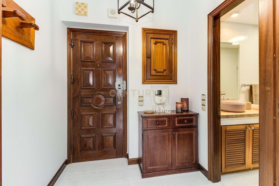 T1 With 59m2, Renovated, Parking, En Carnide, Distrito De Lisboa ...