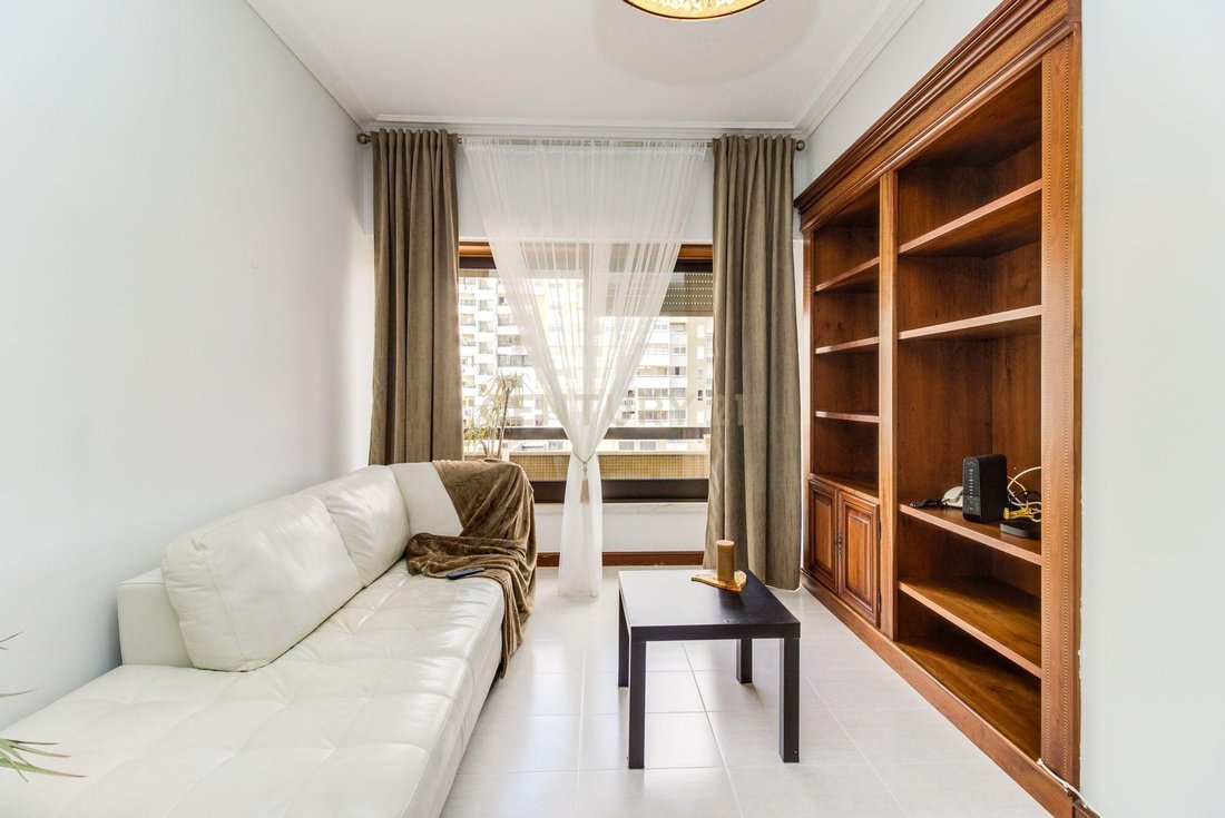 T1 With 59m2, Renovated, Parking, En Carnide, Distrito De Lisboa ...