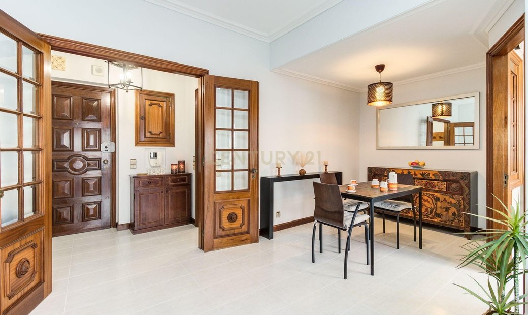 T1 With 59m2, Renovated, Parking, Close To In Carnide, Lissabon ...