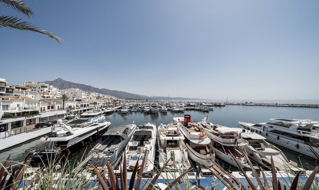 Prestigiosa Oportunidad De Vivir E En Playa Puerto Banús, Marbella ...