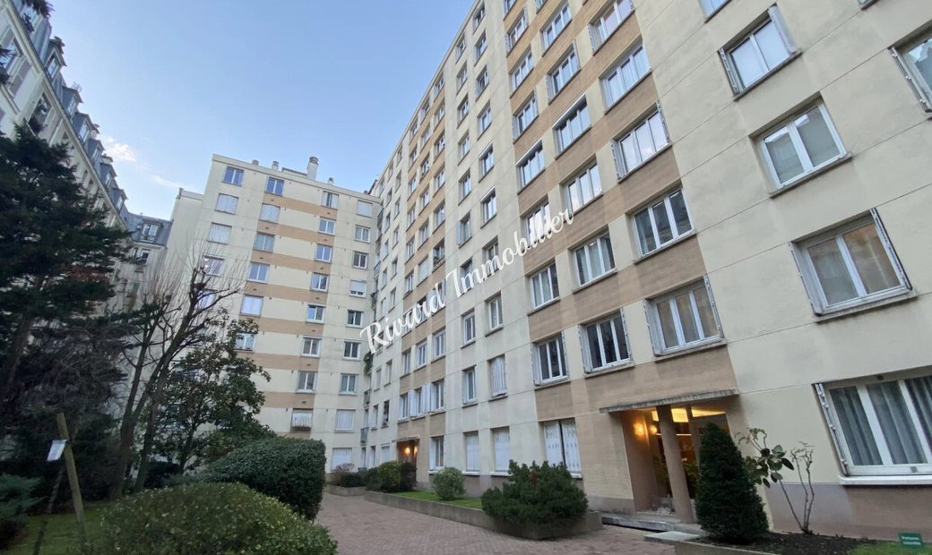 Apartment Metro Simplon Apartment In Paris, île De France, Frankreich ...