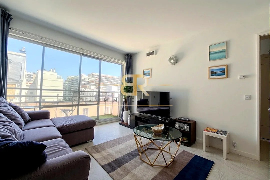 2 Room Apartment Bright High Floor In Paris, île De France, France For ...