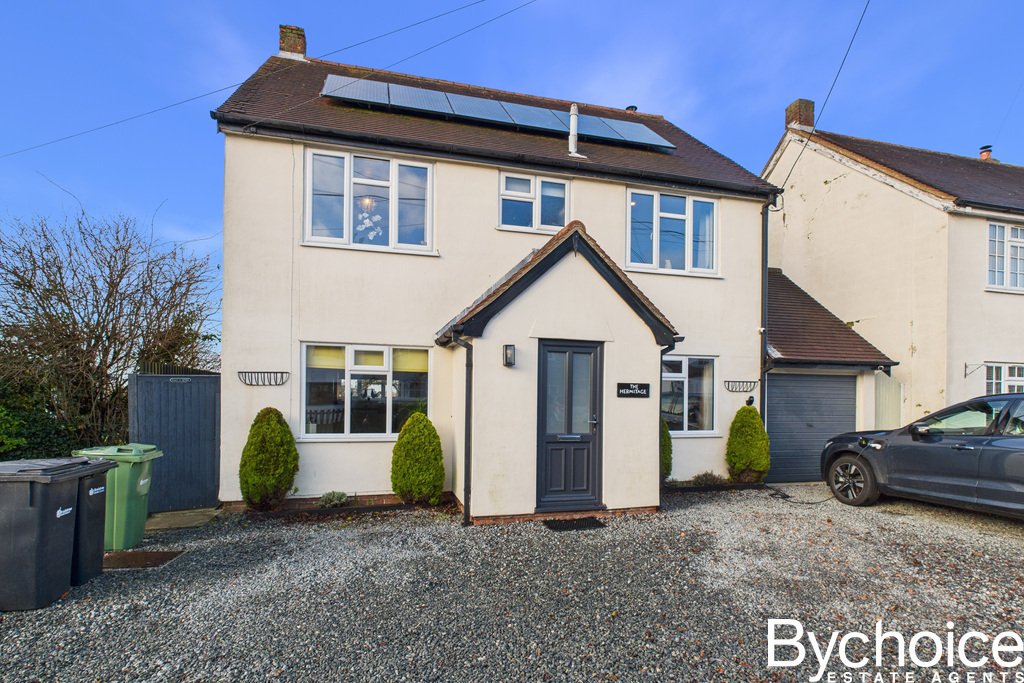 Nestled In The Picturesque And In Cornish Hall End, England, United ...