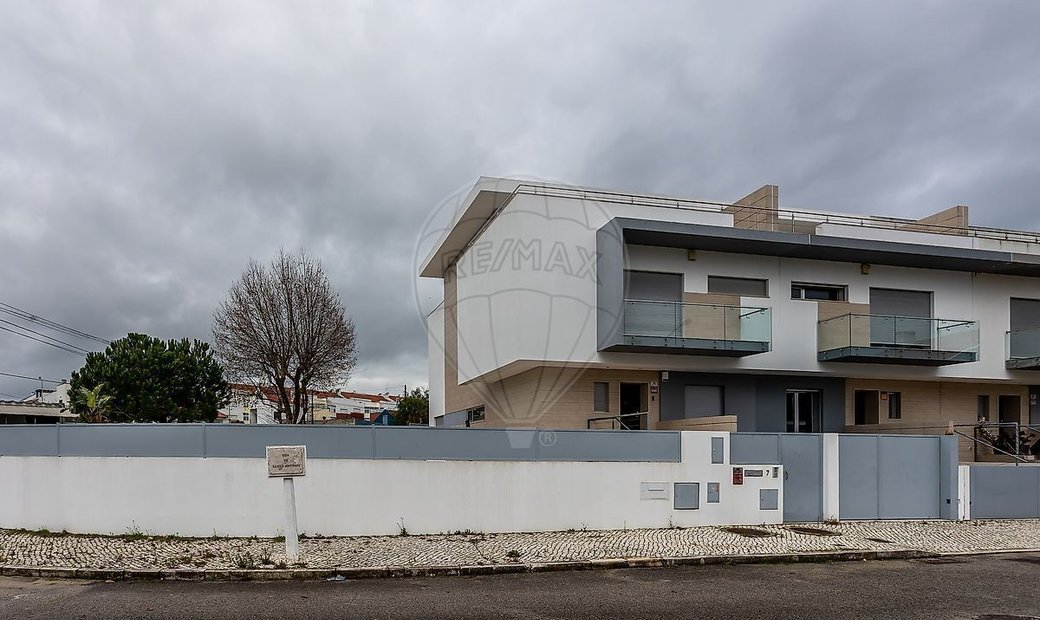 Condo/Apartment T1 For In Atalaia E Alto Estanqueiro Jardia, Setubal ...