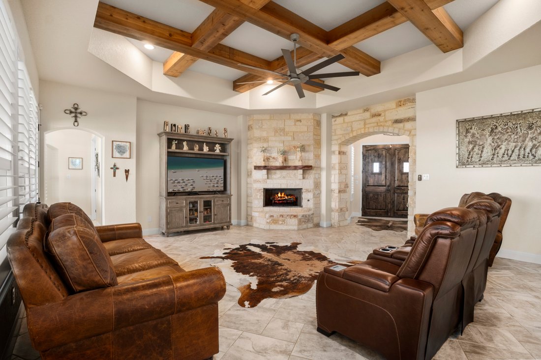 Custom Ranch Home On 10 Ag Exempt Acres Dans Floresville, Texas, états ...