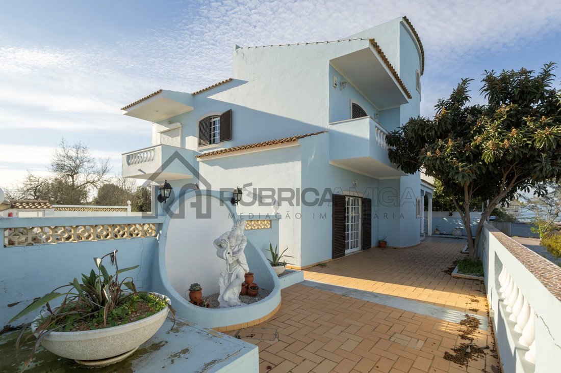 4 Bedroom Villa With Pool And 236 Sqm In Moncarapacho, Algarve ...