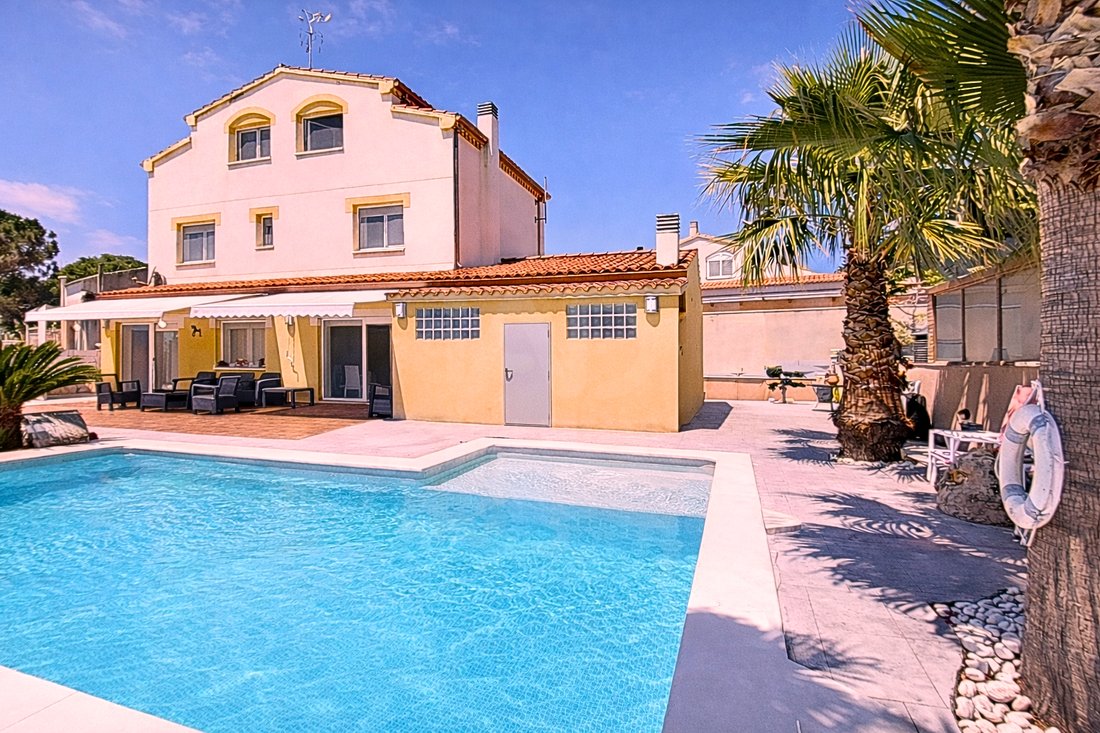 Chalet 5 Dormitorios 270 M2 In Valls, Catalonia, Spain For Sale (16976850)