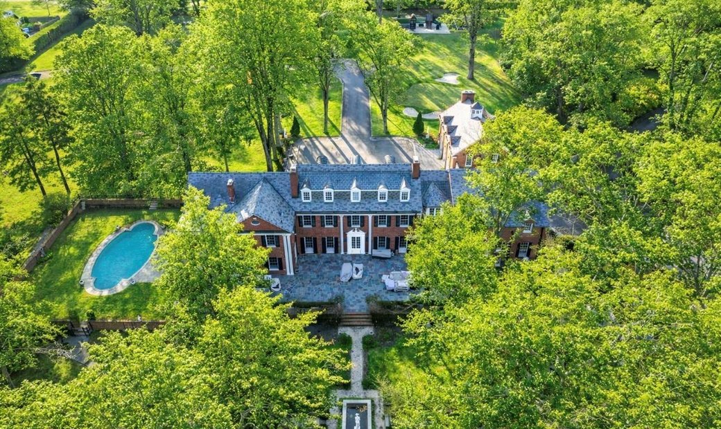 Single Family Residence In Muttontown In Muttontown, New York, United ...