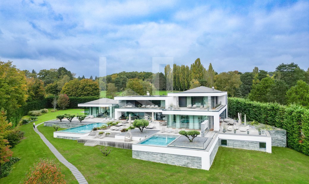 Propriété Unique Et Hors Normes Pour Les Plus In Mies, Vaud ...