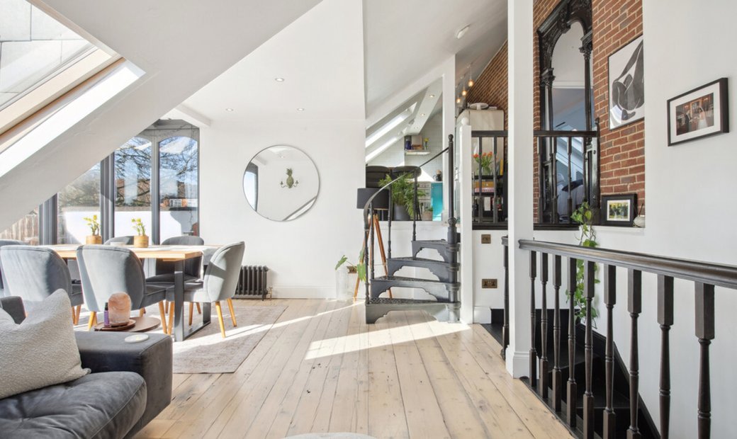 A Stunning Two Double Bedroom Split Level In London, England, United ...
