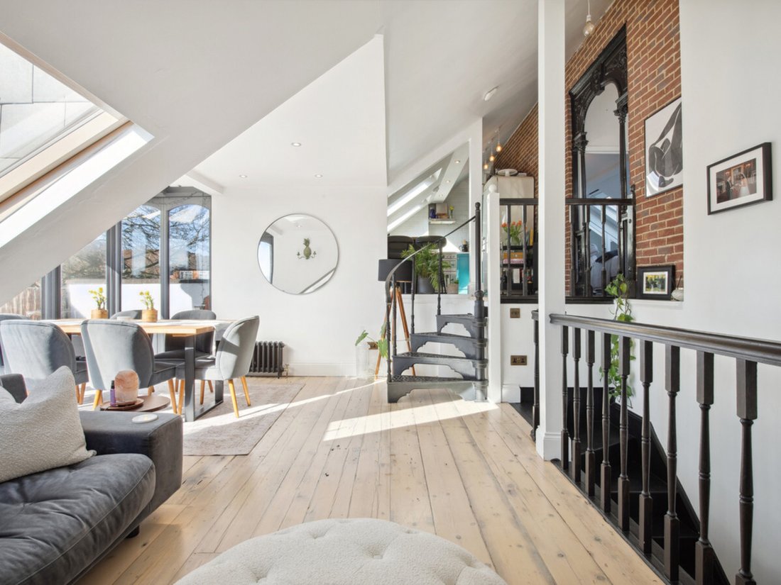 A Stunning Two Double Bedroom Split Level In London, England, United ...