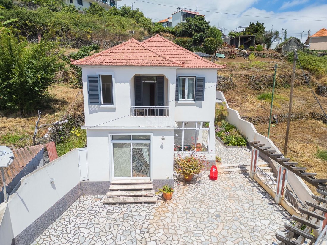 🏡 Spacious 4 Bedroom House | Garage | In Estreito Da Calheta, Madeira ...