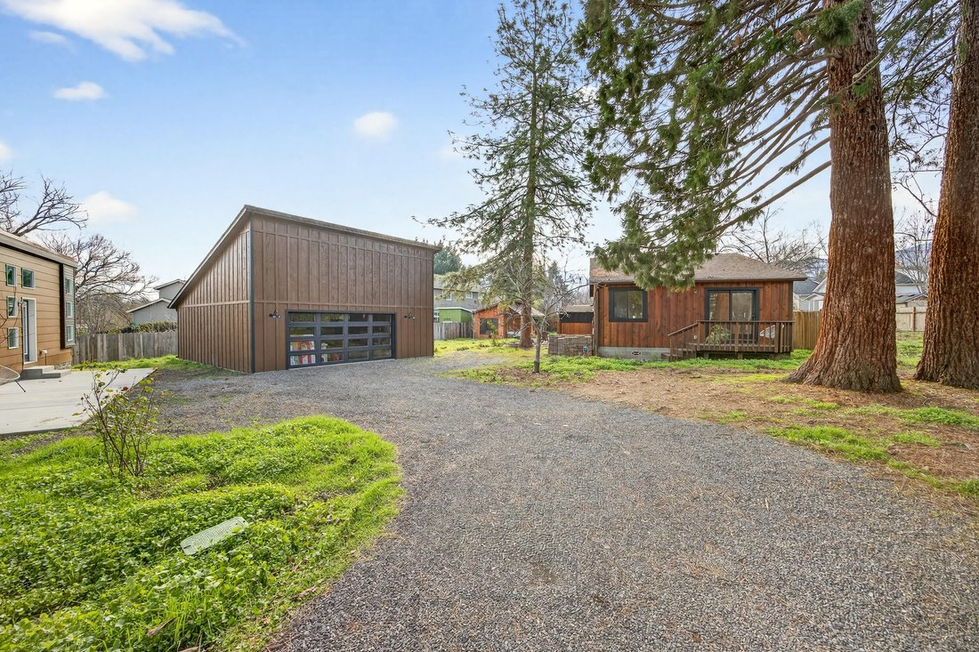 Single Family Residence In Talent In Talent, Oregon, United States For ...