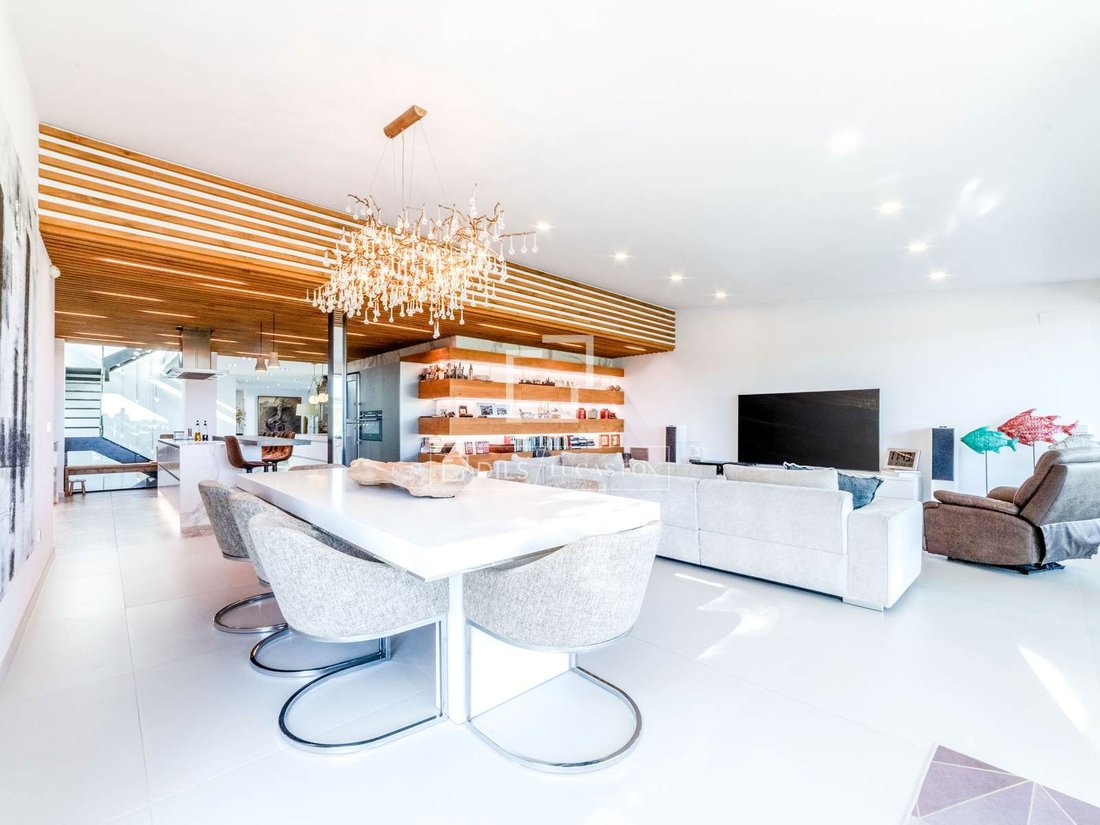 Außergewöhnliche Moderne Villa Mit Blick Auf In Sitges, Katalonien ...