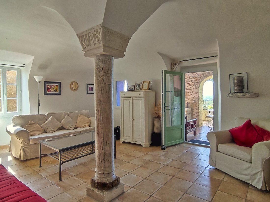 10 Km Von St. Ambroix Entfernt Stone In Rousson, Okzitanien, Frankreich ...