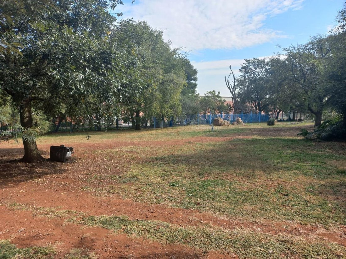 Kleine Holding Zu Verkaufen!! Verbesserte In Centurion, Gauteng ...